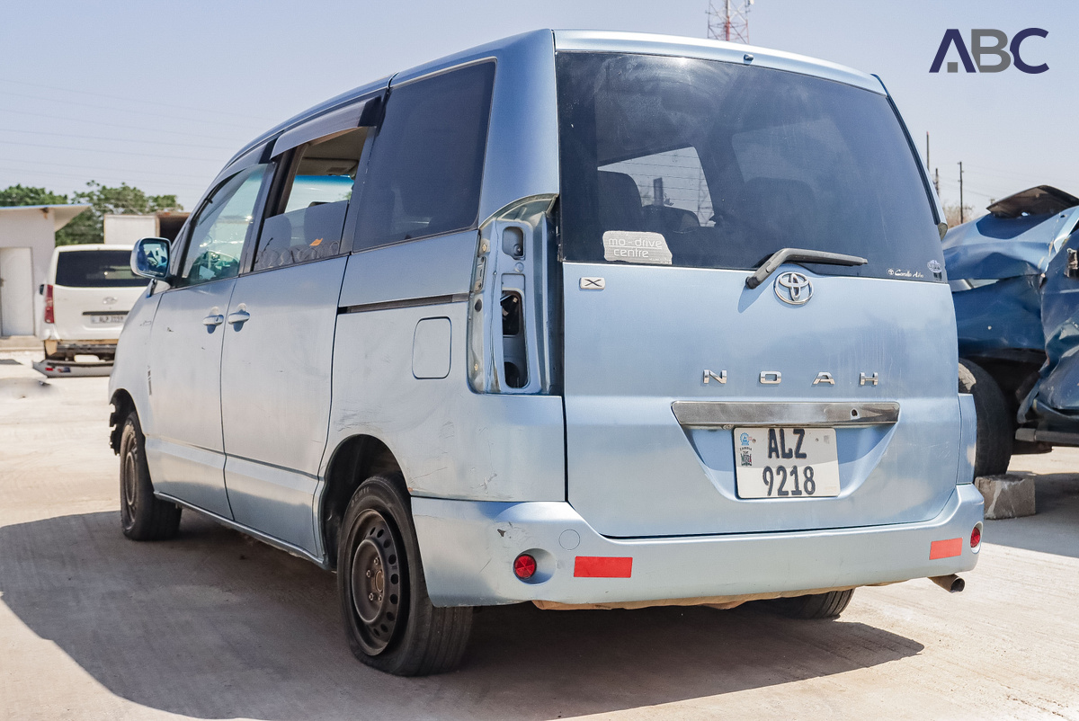 2004 Toyota Noah 2.0i Minibus