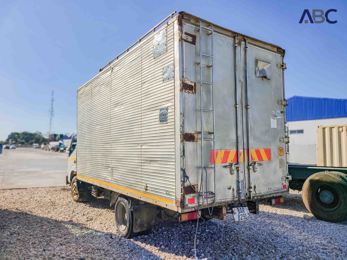 2000 Toyota Dyna 4.9D Rigid Truck