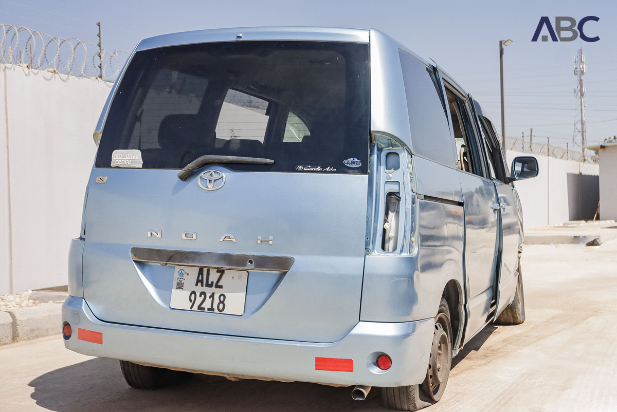 2004 Toyota Noah 2.0i Minibus