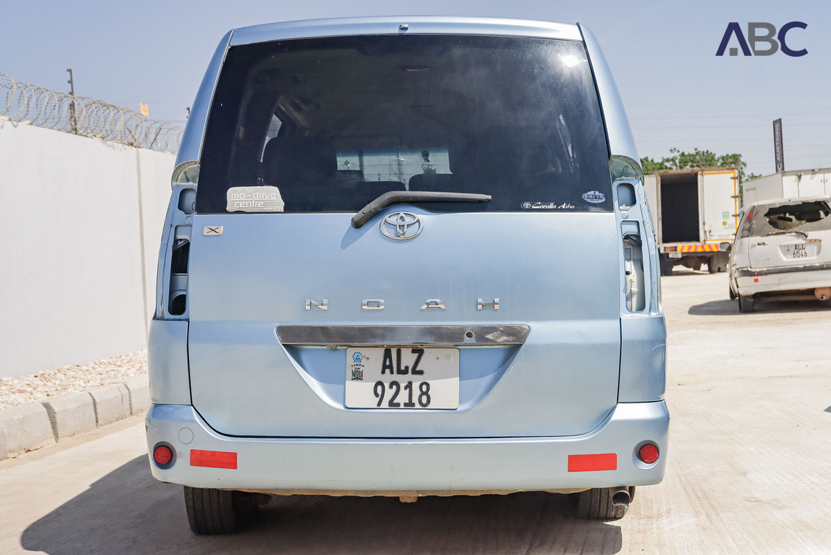 2004 Toyota Noah 2.0i Minibus