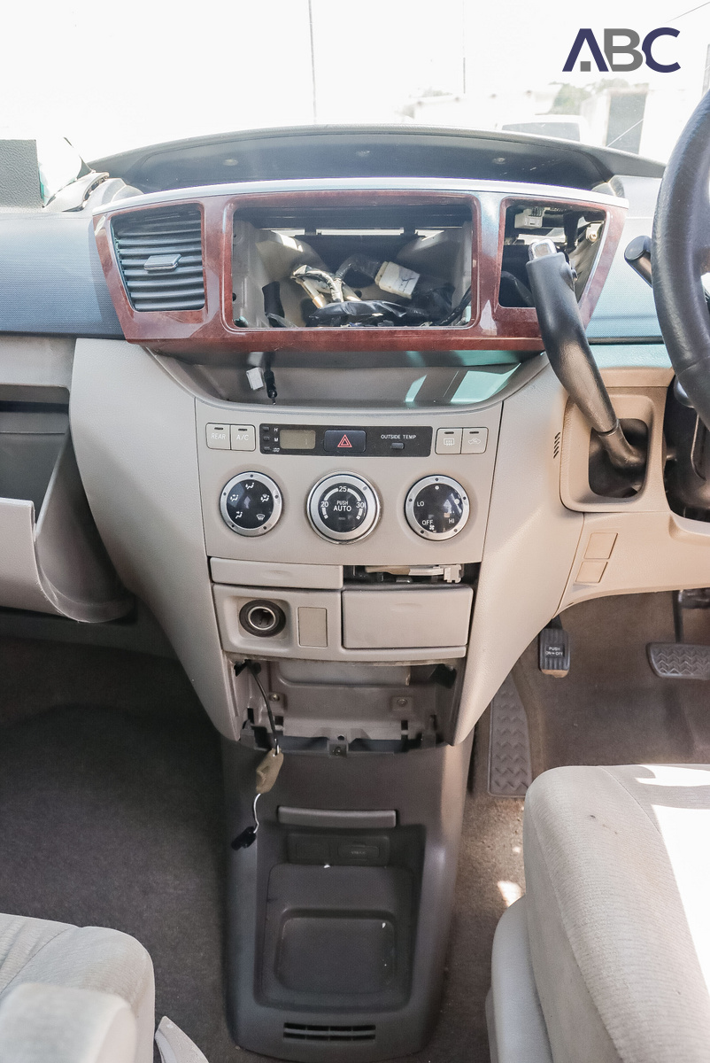 2004 Toyota Noah 2.0i Minibus