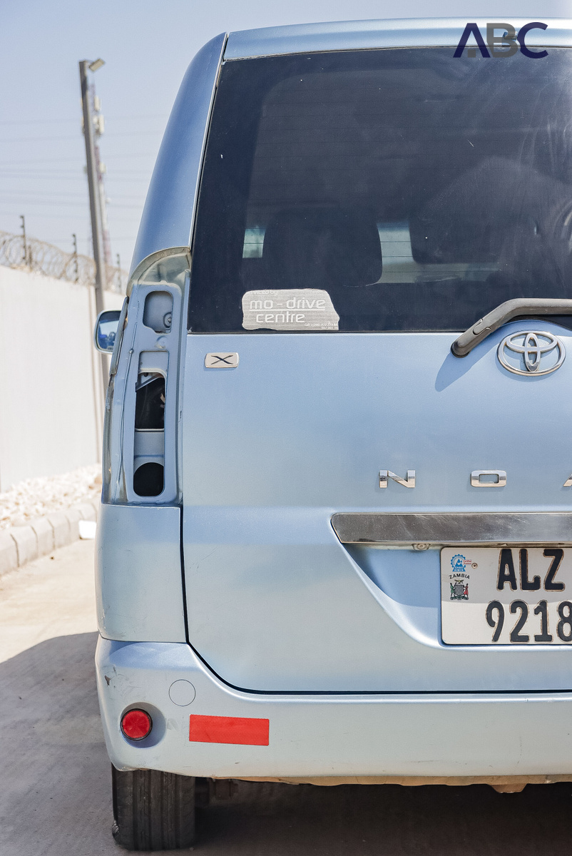 2004 Toyota Noah 2.0i Minibus